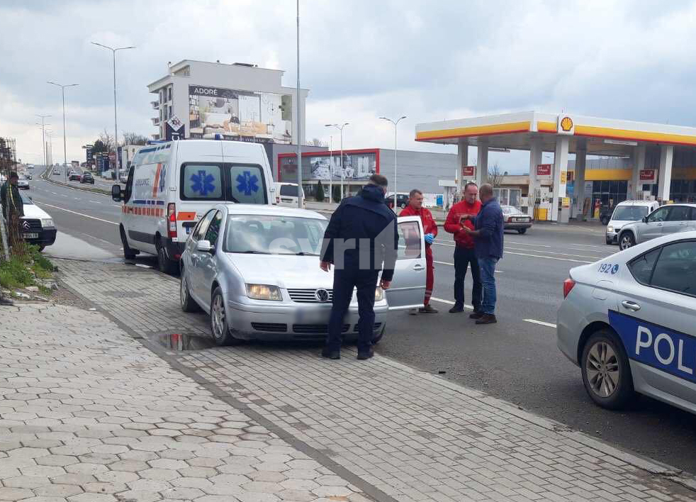 Një person gjendet pa shenja jete në makinë