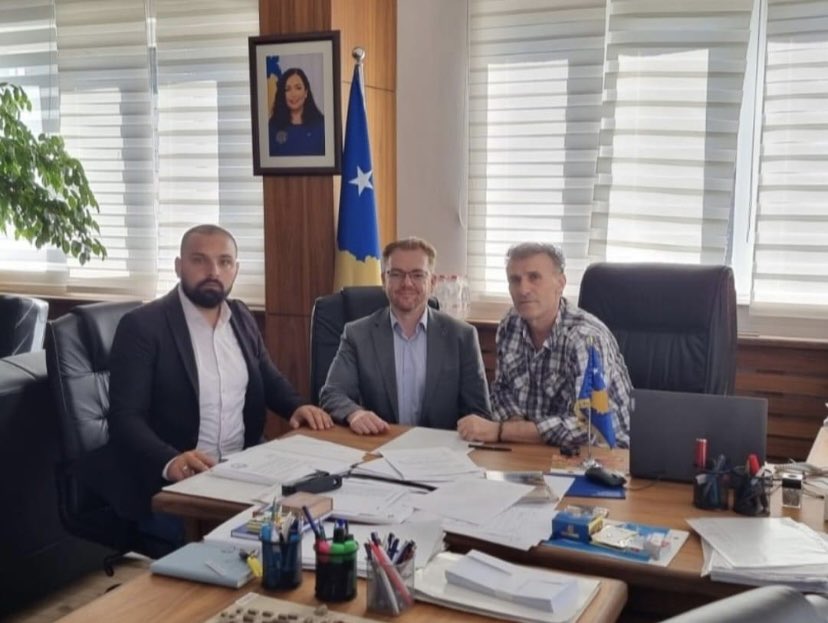 Kryetari i Leposaviçit, Lulzim Hetemi mbanë në zyre fotografinë e ...